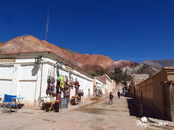 El cerro de los Siete Colores, la estrella del lugar, observa la vida ...