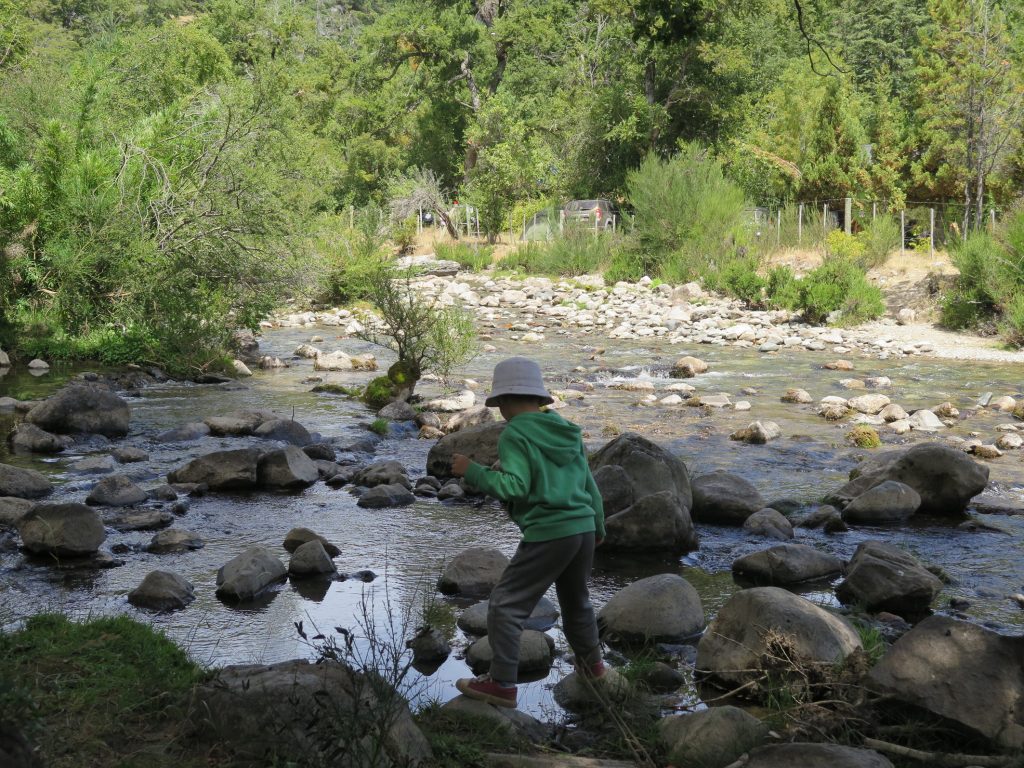 Una vez en el muelle, Tahiel volvió a intentar subirse a los kayacs ...